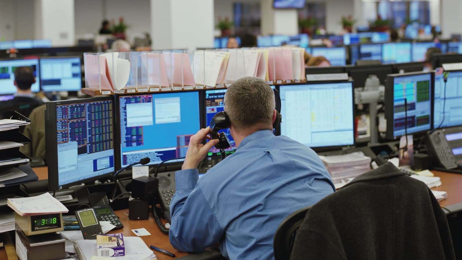 What Does a Stockbroker Do? - 2026